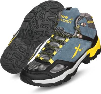 vector trekking shoes