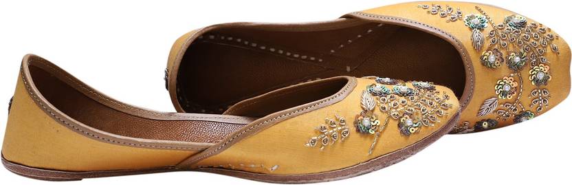 RSK ETHNIC WEAR Handmade Ethnic Punjabi Mojari Jutti With Golden Color ...